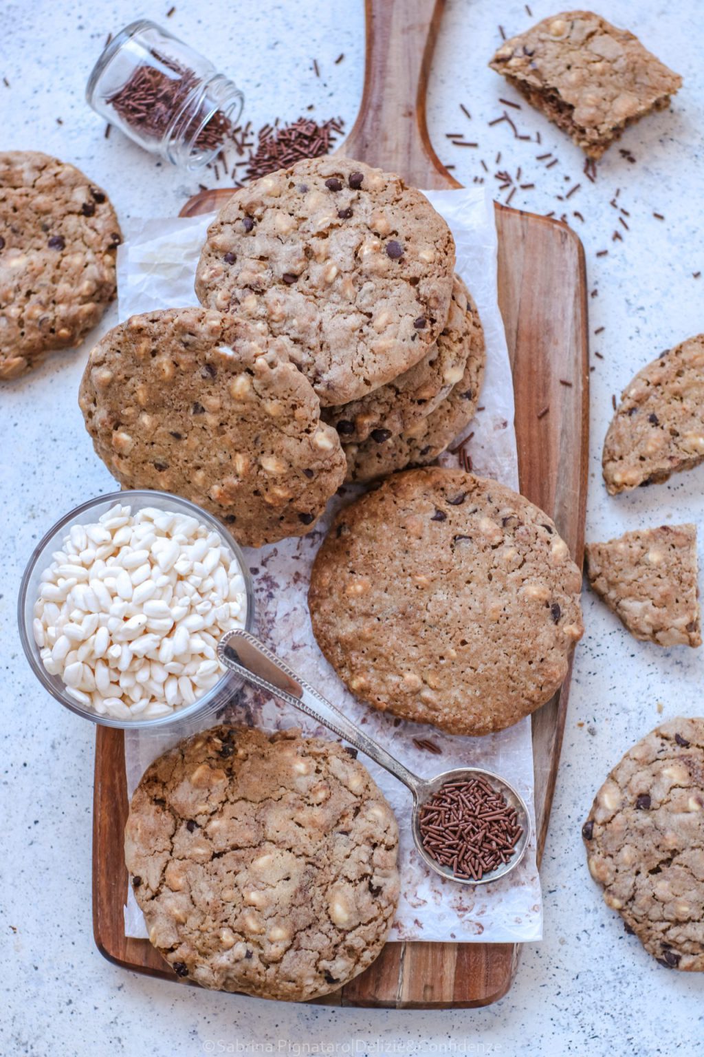 Cookies con riso soffiato e cioccolato fondente - Delizie & Confidenze